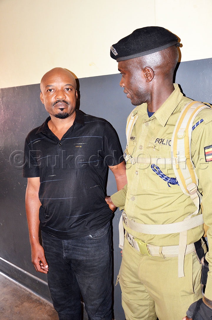 Abadde alimba abawala okubafunira emirimu n'abulawo n'essimu zaabwe nga ...