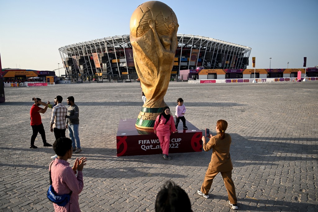 Qatar official says '400-500' died on World Cup projects