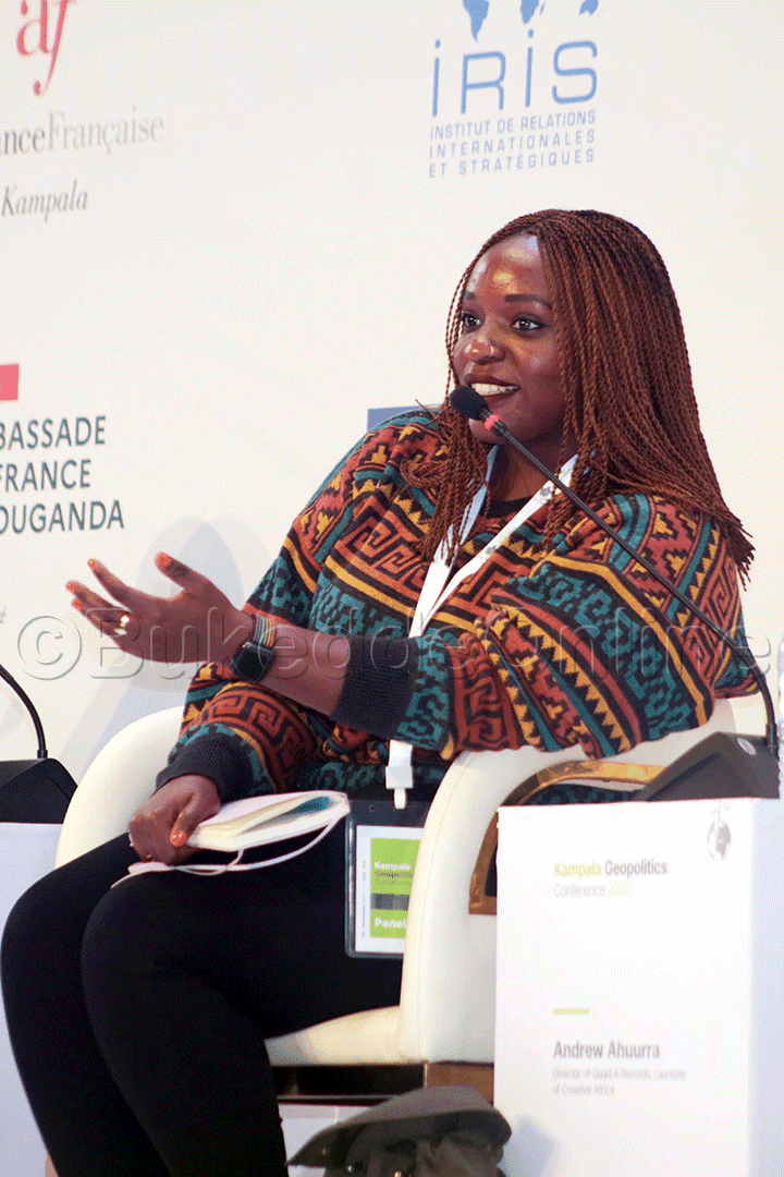 'Mukomye okujereegerera abayizi abasoma katemba' - New Vision Official