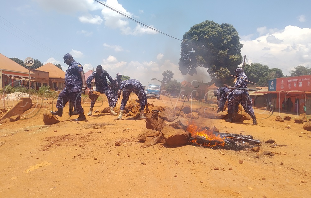 Residents protest govt failure to tarmac Kayunga-Bbaale-Galiraya road ...