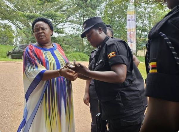 Mukuru w’eishomero akwateirwe okuheereza abeegi ebirugire om