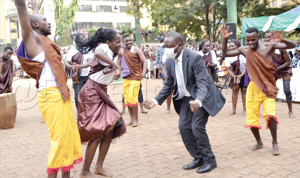 ‘Mukomye okusosola mu mawanga’ - New Vision Official