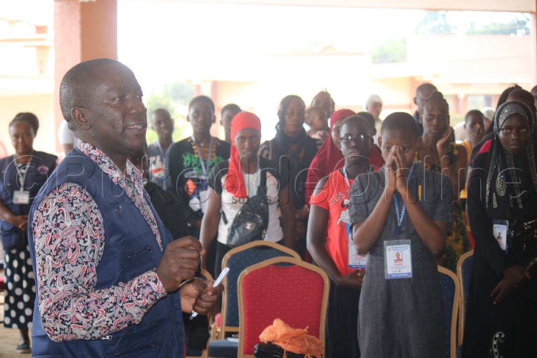 Ababanguzi b’ekisaakaate basisinkanye bazadde b’abaana ; Abazadde ...