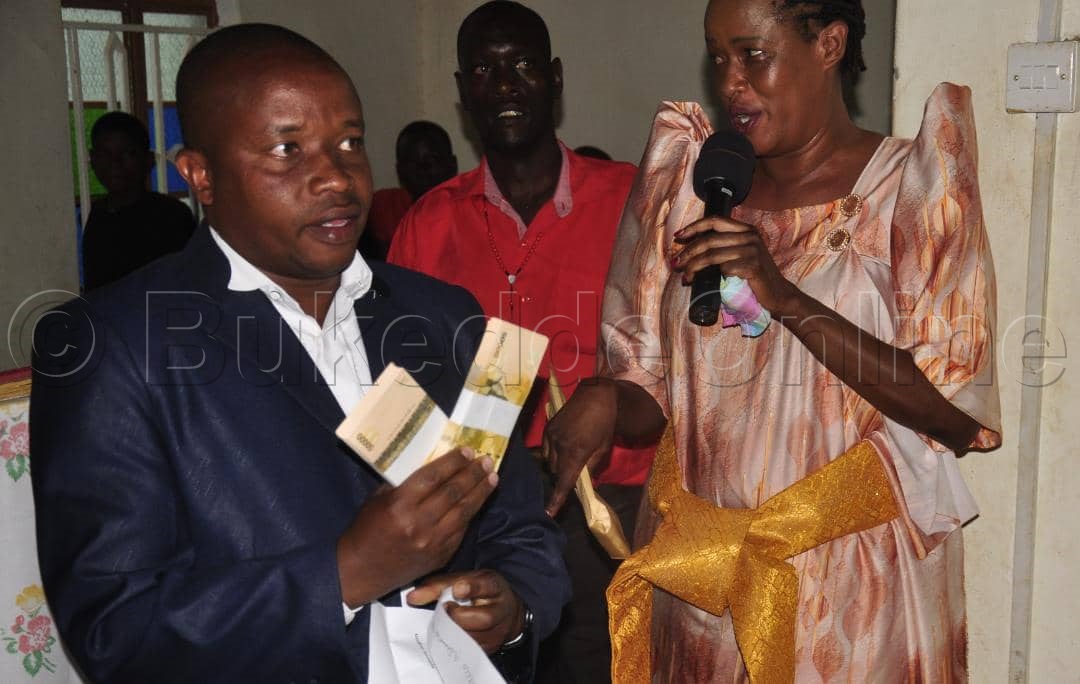 Nabbanja adduukiridde Klezia ya St. Gonza Kaliiro ne kaasi wa bukadde ...