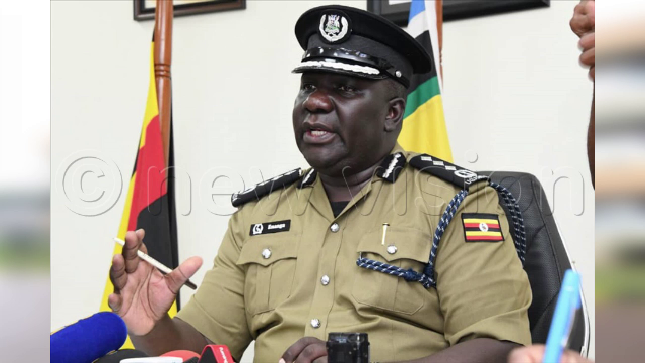 Abadde omwogezi wa poliisi Fred Enanga asiibudde mu nkyukaky