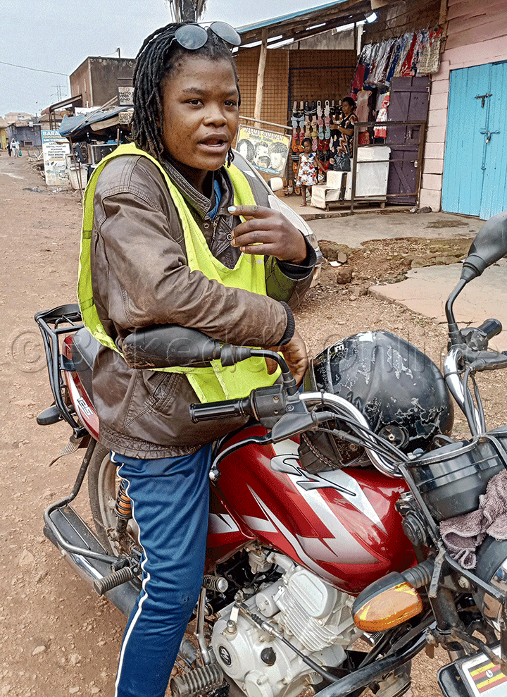 Omuwala abonga pikipiki nga abasajja asekeredde bakazi banne ...