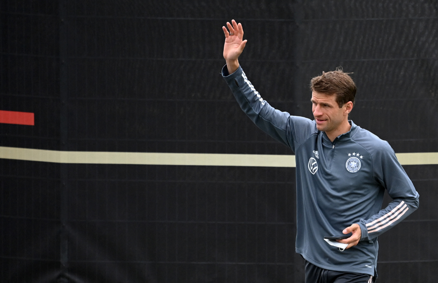 Mueller kick-starts Germany's post-Flick era with win over F