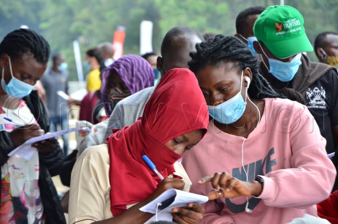 📸 Hundreds turn up at Kololo Ceremonial Grounds, receive COVID-19 ...