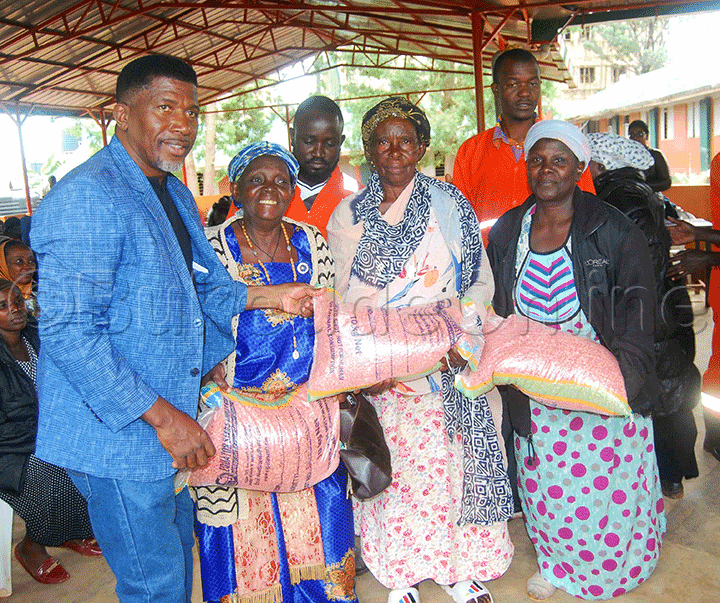 Omubaka Balimwezo avumiridde abakozi abezza eby’abalala. - New Vision ...