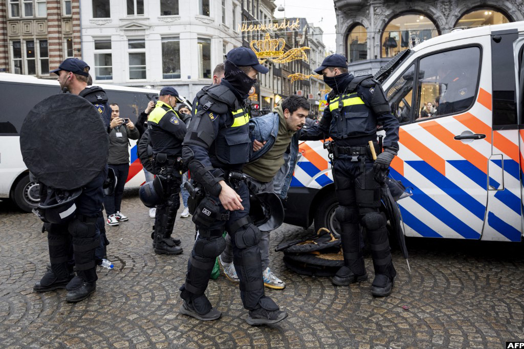 World: Dozens arrested after defying Amsterdam protest ban
