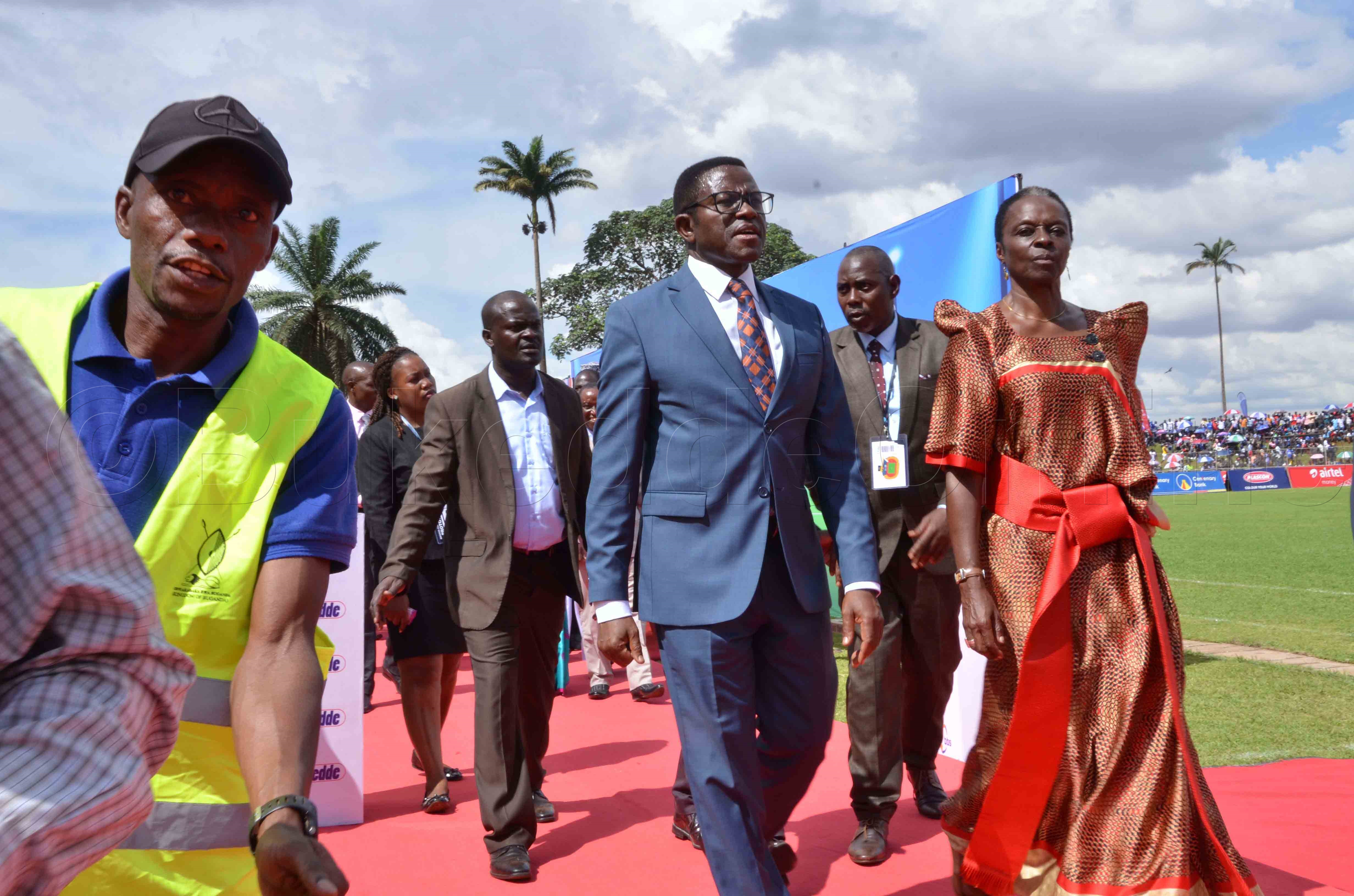 Batabani ba kkangaawo bakanze Gomba n'esuula ekikopo ; Ebyabaddeyo mu ...
