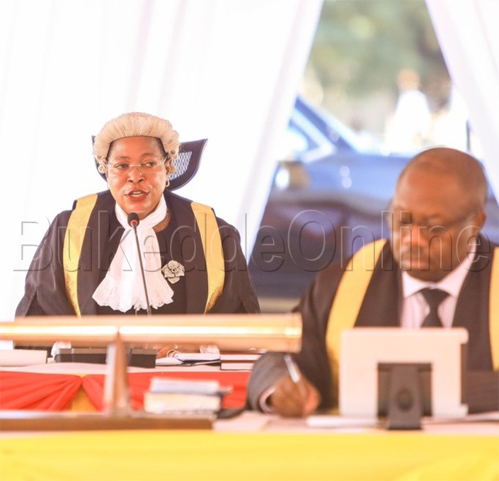 Ssekikubo bamugobezza ekiteeso ky'okugoba bakaminsona mu lutuula lwe ...