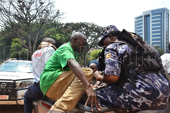 Katongole omusazi w'ensawo kafulu bamukutte n'akolimitra bannamawulire ...