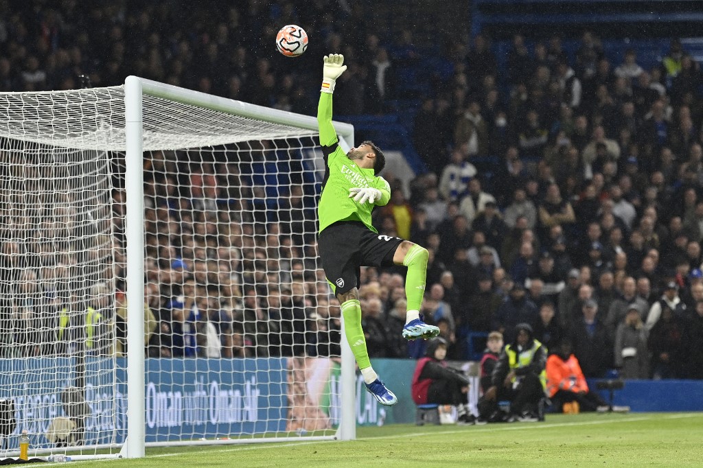 Arteta backs Arsenal keeper Raya after criticism