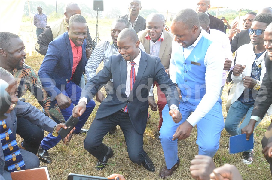 Okulonda kw'aboogezi ku mikolo kubadde kwa vvaawompiteewo - Bukedde ... Okulonda kw'aboogezi ku mikolo kubadde kwa vvaawompiteewo - Bukedde ...