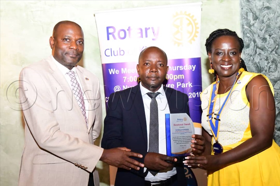 📷 Kosovo slum community volunteer recognised by Rotary Club of Kigo ...