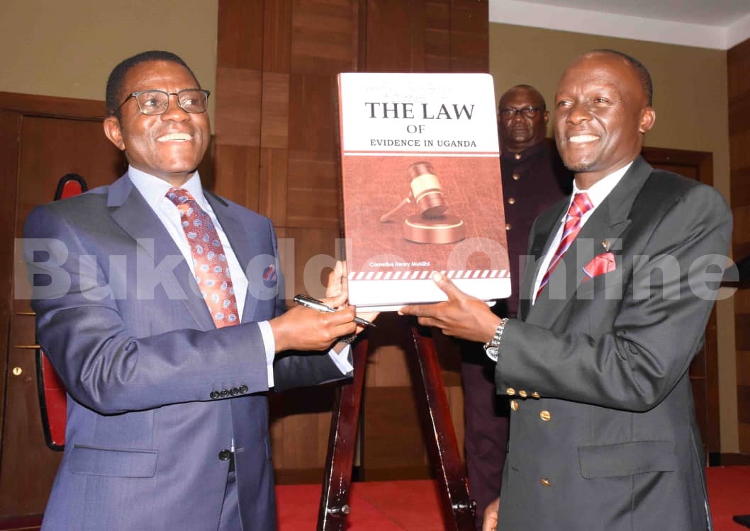 Katikkiro Mayiga asabye Bannayuganda okuwandiika ebitabo by'ekikugu ...