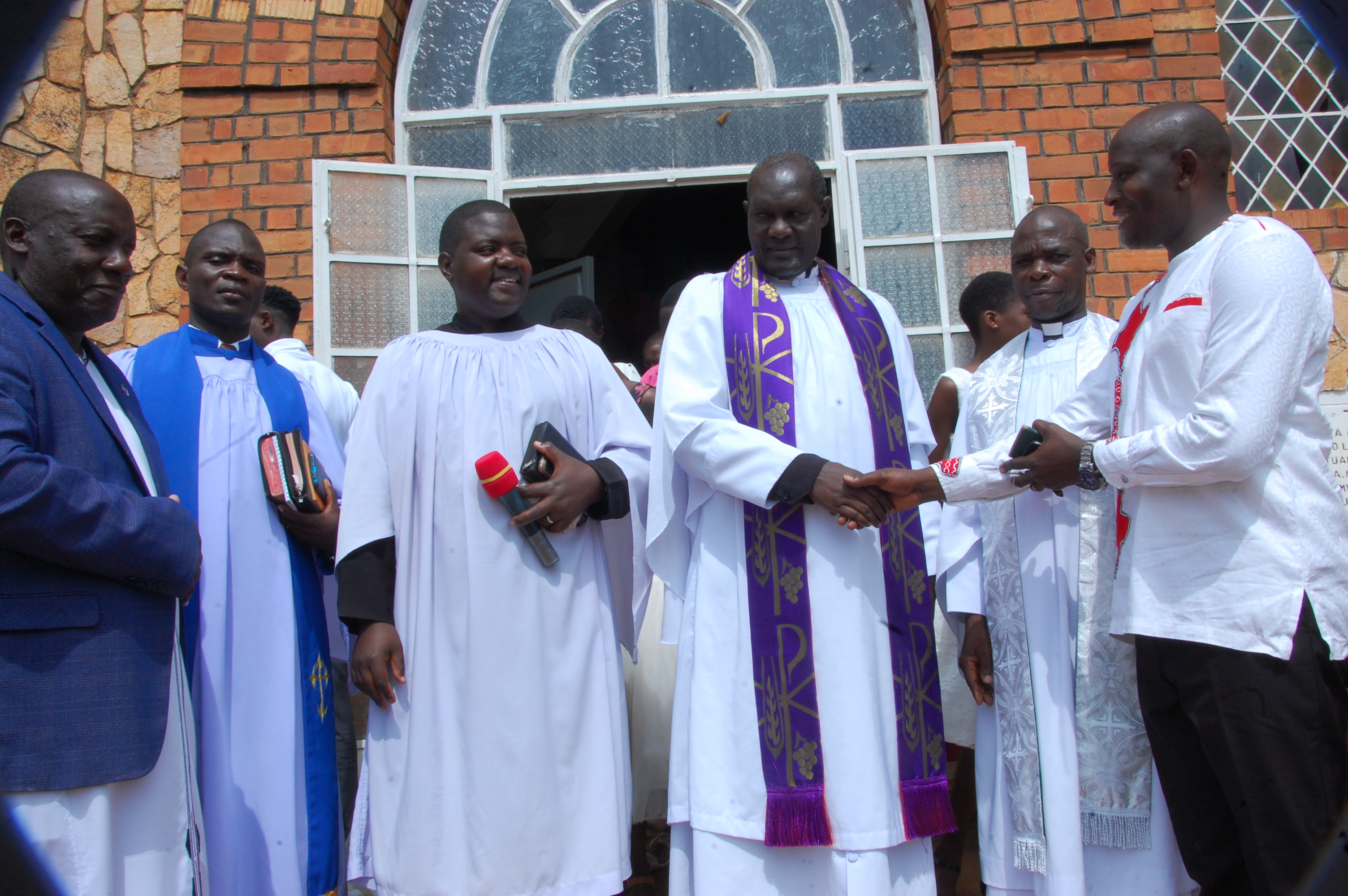 'Okukwata abantu ne mutabatwala mu kkooti kilinnyirira eddem