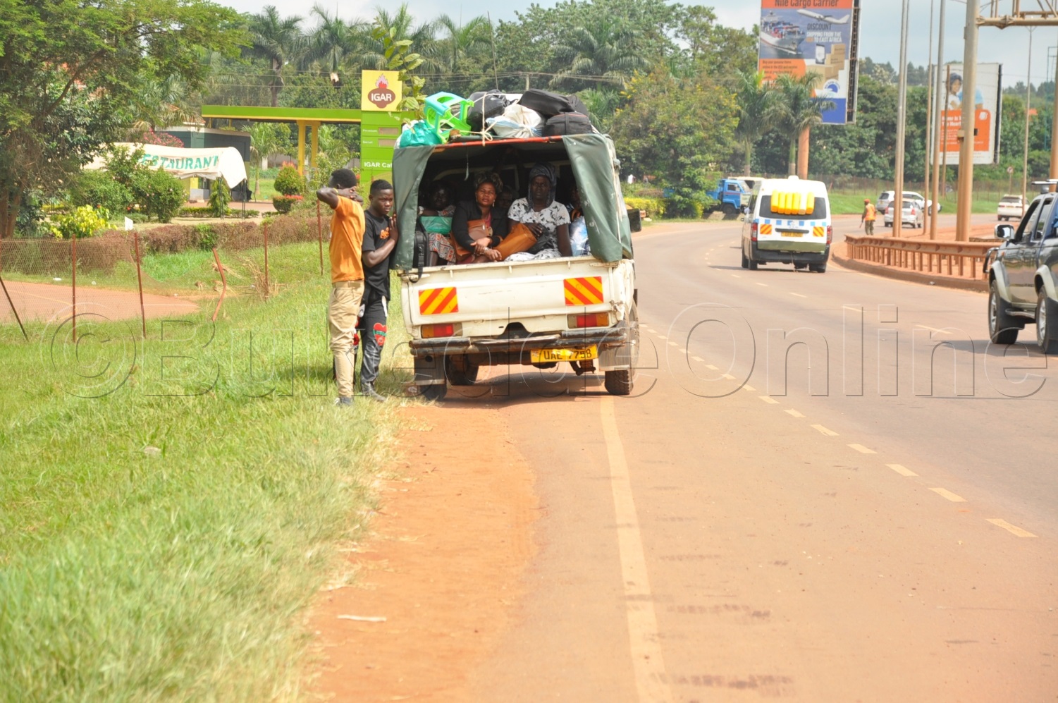 Abadde akwese abagenda okulya Ssekukkulu mu 'Pick-up' ng'ababisse ...