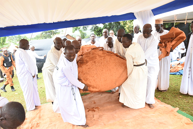 Ebifananyi by'okuziika Omutaka Ying. Daniel Bbosa e Mbaale-Mawokota ...