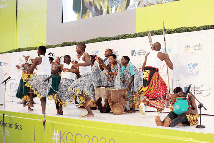 'Mukomye okujereegerera abayizi abasoma katemba' - New Vision Official