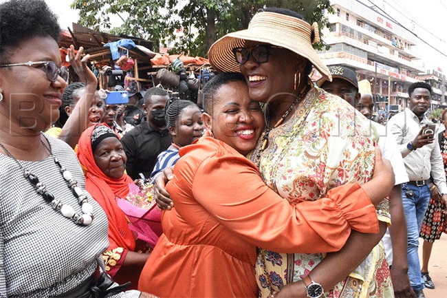 Abasuubuzi mu Katale ka ST Balikuddembe balabye ku Suzan Kushaba ne ...