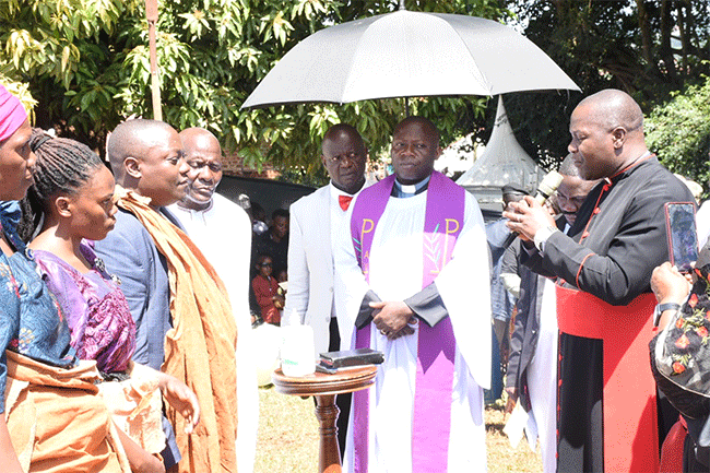 Abakungubazi bazze mu bungi okuziika abadde omukulu w'ekika ky'Endiga ...