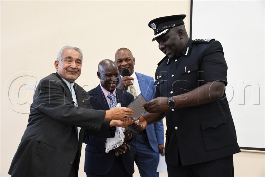 IN PICTURES: First Lady, Ex-VP Ssekandi awarded for tolerance - New ...