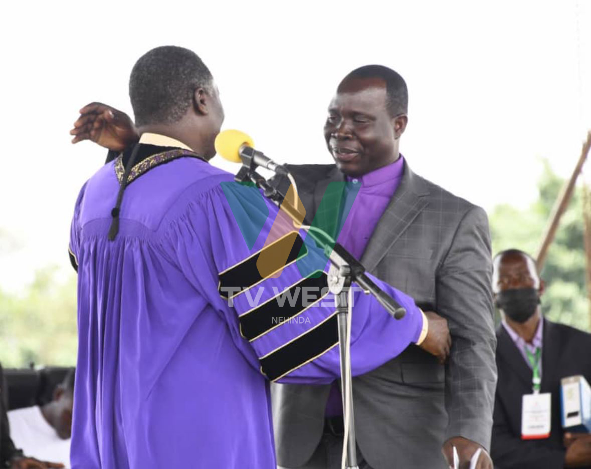 Biishopu Odongo yayemekwa kukurira ekanisa z’abarokore omu Uganda ...