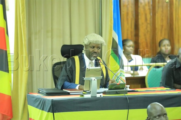 Ababaka beemulugunyizza ku masundiro g'amafuta agaasigala ku kkubo nga ...