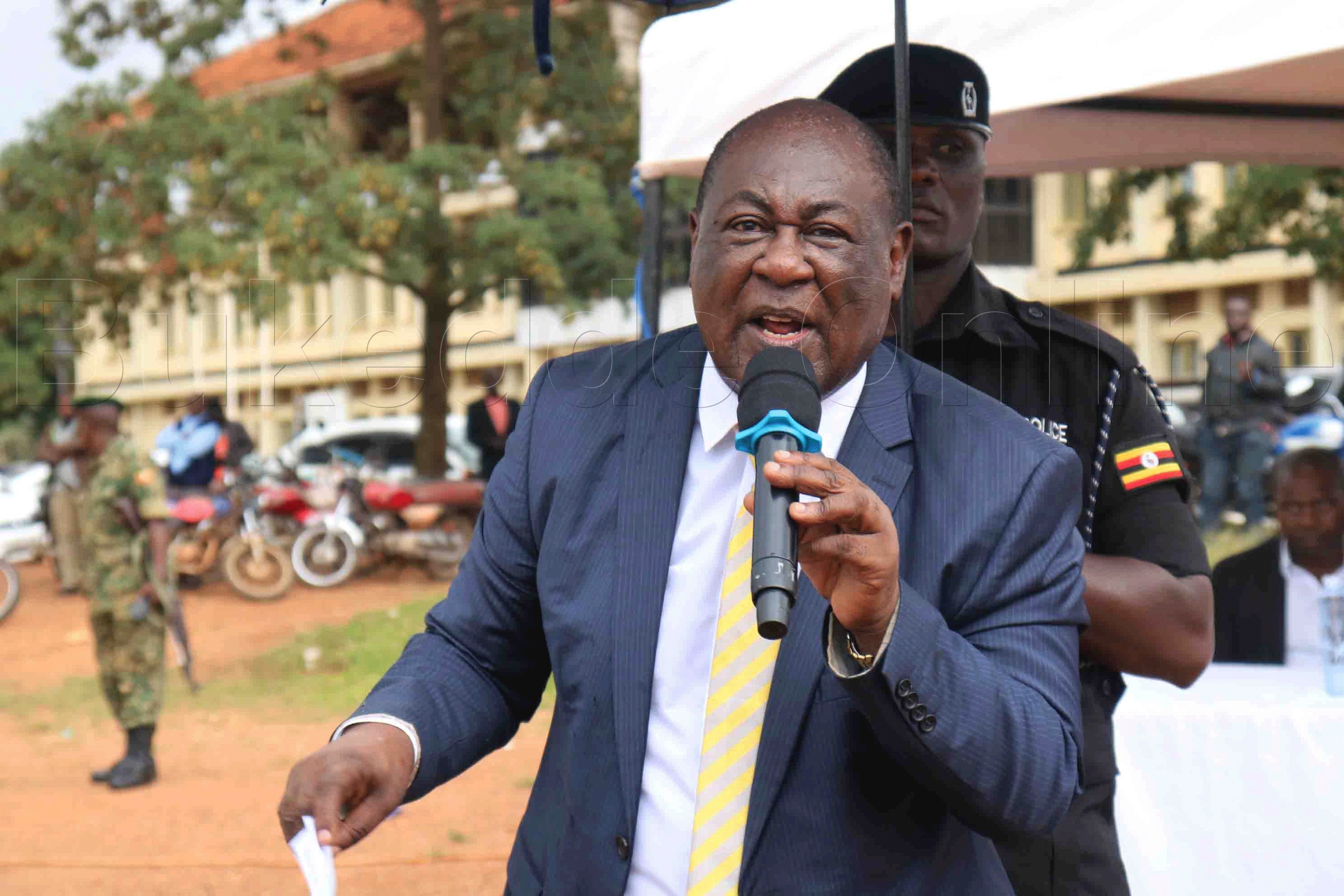 Akulira eby’ettaka e Mukono bamukwatidde mu mivuyo - Bukedde Online ...