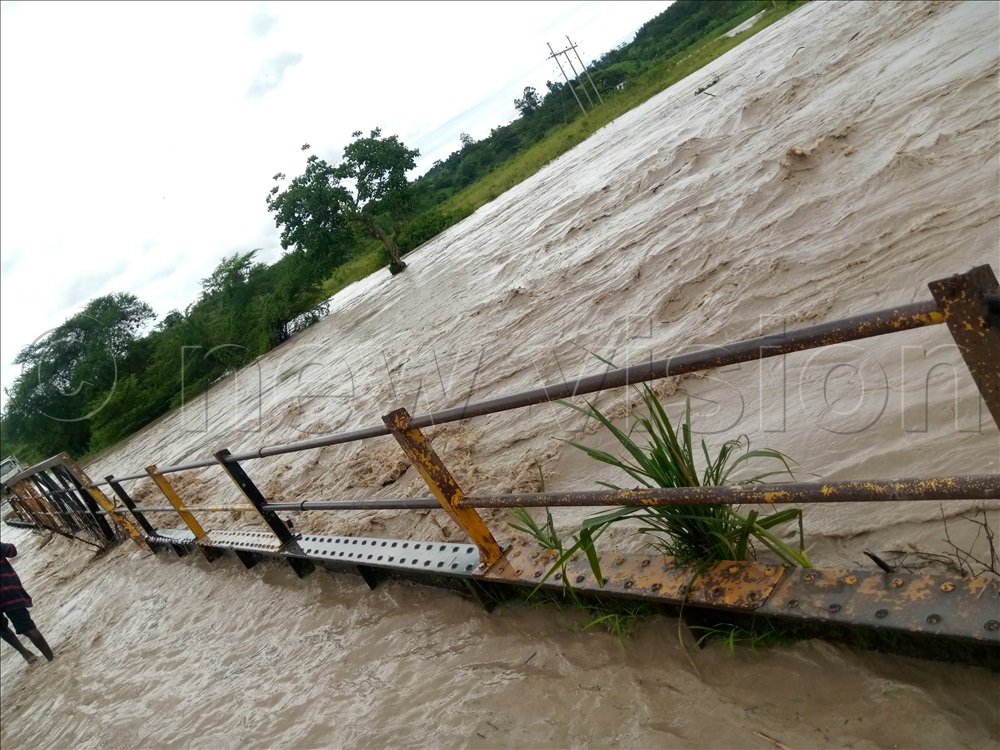 News: River Rushaya bursts banks, claims three lives