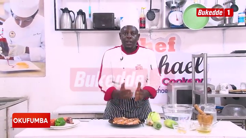 Yiga okwokya enkoko ey'ekirungo ng'ogitadde mu oven