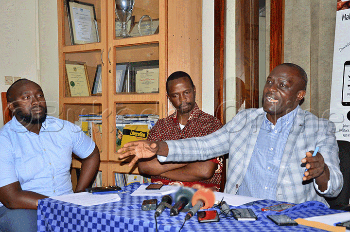 Abasuubula akalungo akatabula emmere y'enkoko basattira lwa