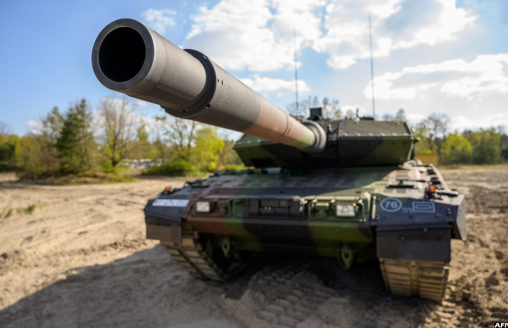 Politics: Germany promises swift answer on battle tanks for