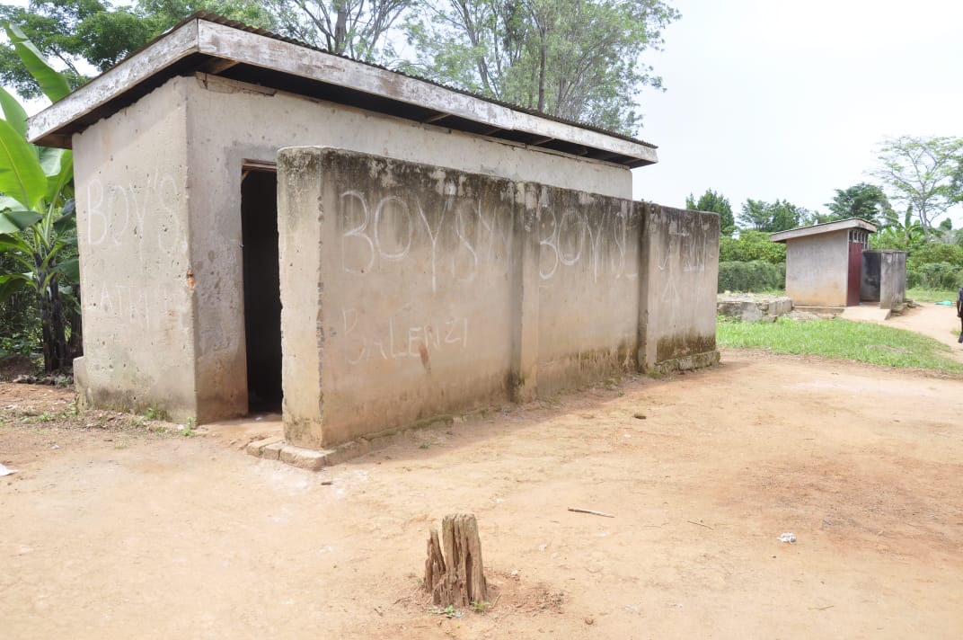 Ennyumba z'abasomesa b'essomero lya Gav't e Kalungu ndwadde, zikutte mu ...