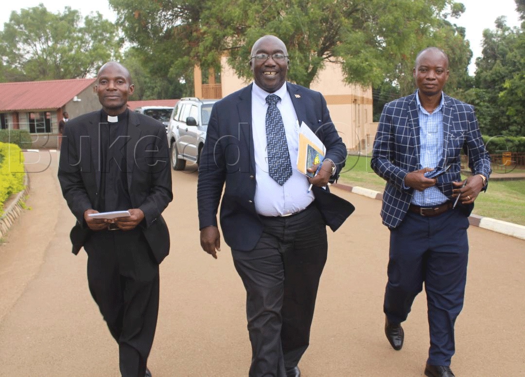 Musumba Serverus Jjumba asabye abazadde okukwatira awamu n'abasomesa ...