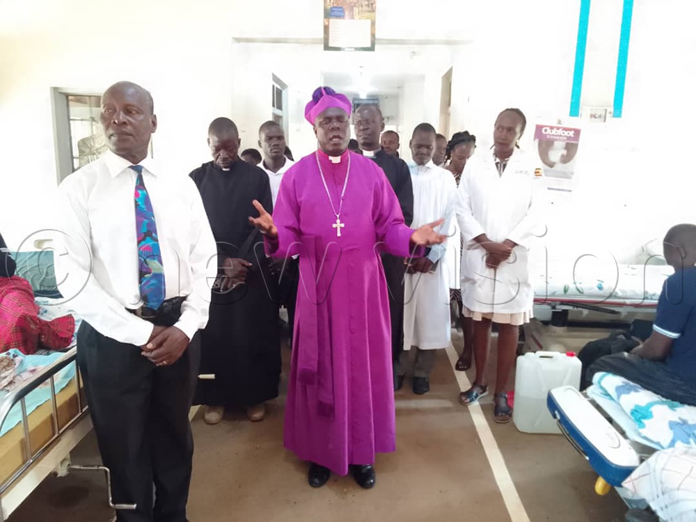 Bishop Odongo prays for the sick - Bukedde Online - Amawulire