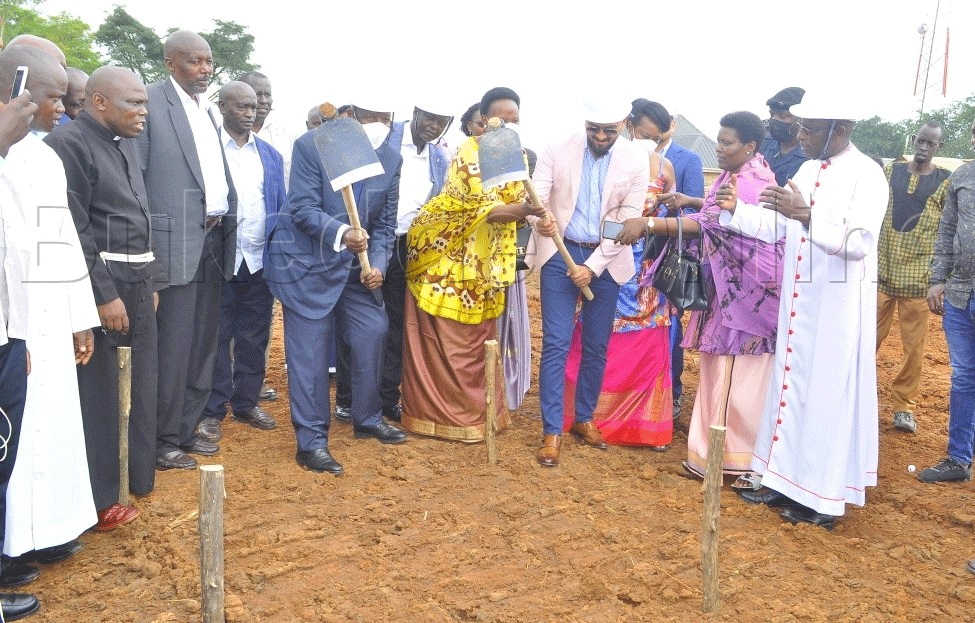 Sam Kuteesa n'abakulembeze b'e Ssembabule batongozza okuzimb