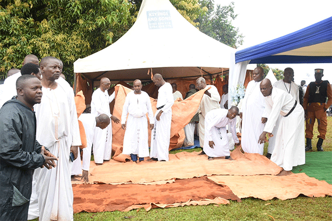 Ebifananyi by'okuziika Omutaka Ying. Daniel Bbosa e Mbaale-Mawokota ...