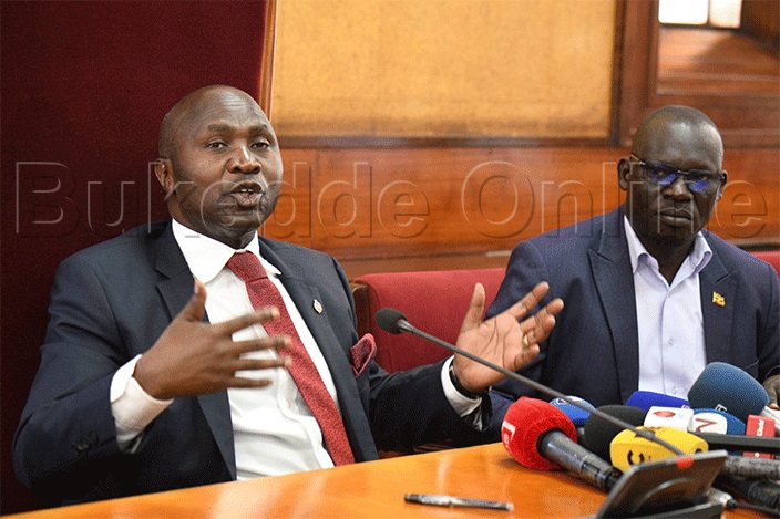 Omubaka Ssekikubo kati asambira waggulu nga jjanzi olunnyuma