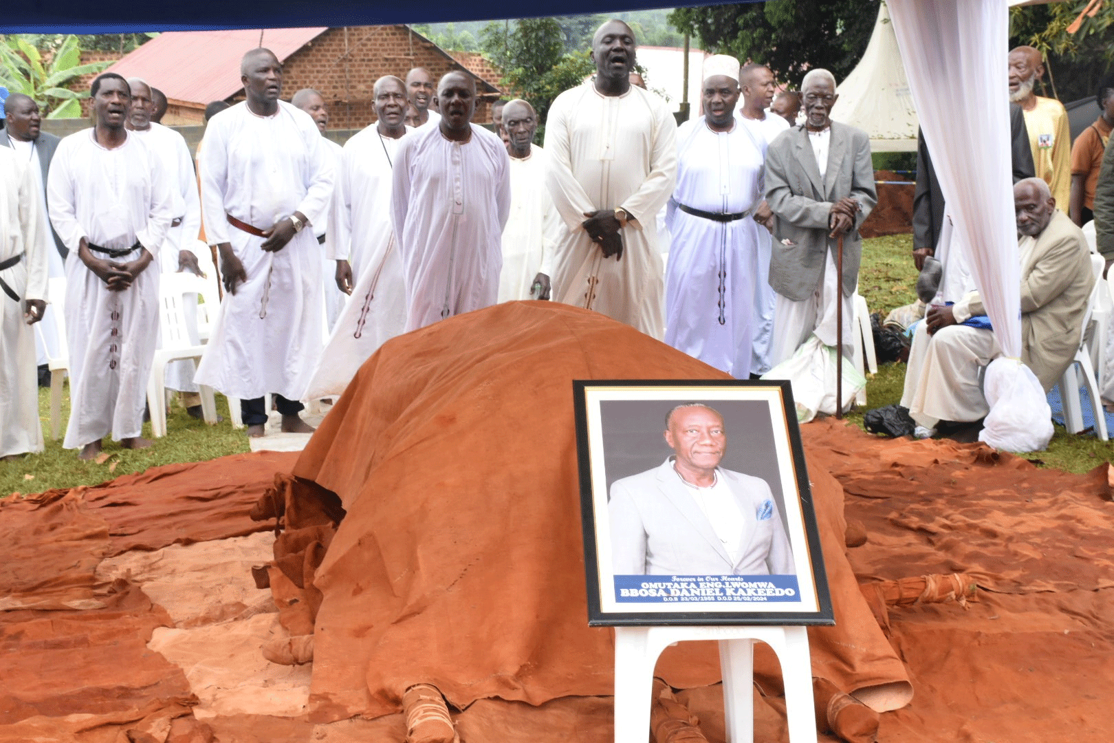 Ebifananyi by'okuziika Omutaka Ying. Daniel Bbosa e Mbaale-Mawokota ...