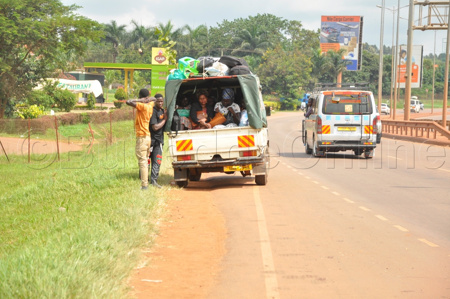 Abadde akwese abagenda okulya Ssekukkulu mu 'Pick-up' ng'ababisse ...