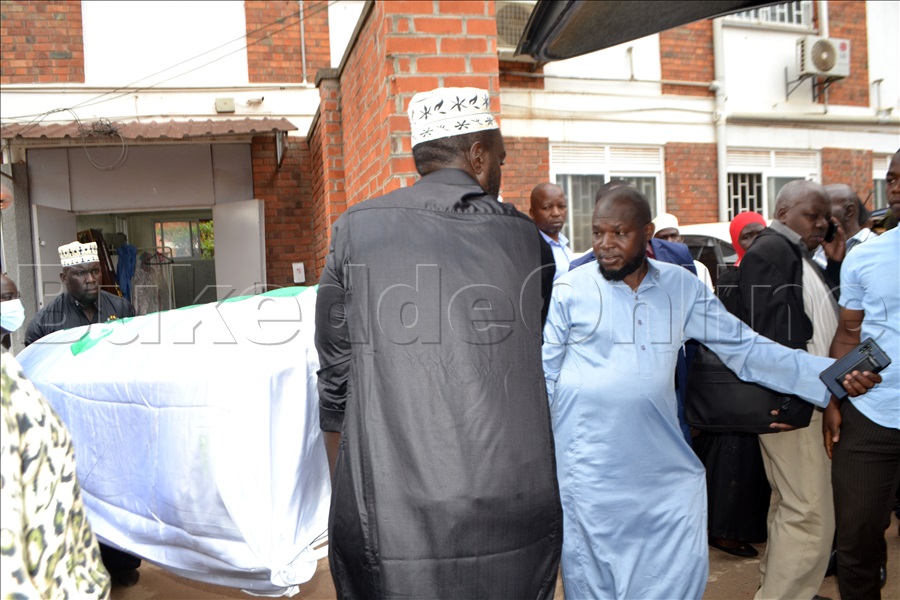 Emiranga ku ddwaliro Lubaga nga baggyayo omulambo gwa Hajji Nsereko ...