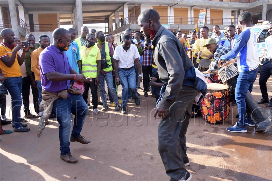 Bazinye ga kisaanyi nga beebazza KCCA okubaddizza siteegi z'e Ntebe ...
