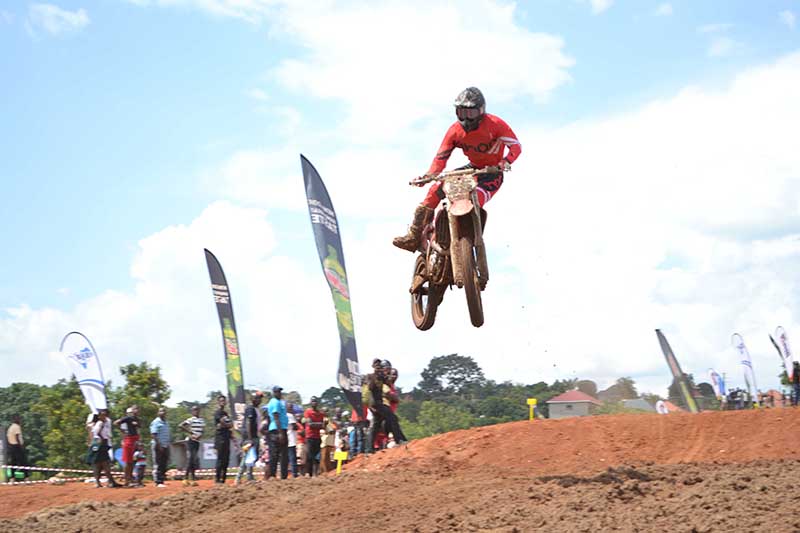 Aba MAU abaagaana okuvuga eza Afrika, balaze ebyuma mu z'e Busiika ...