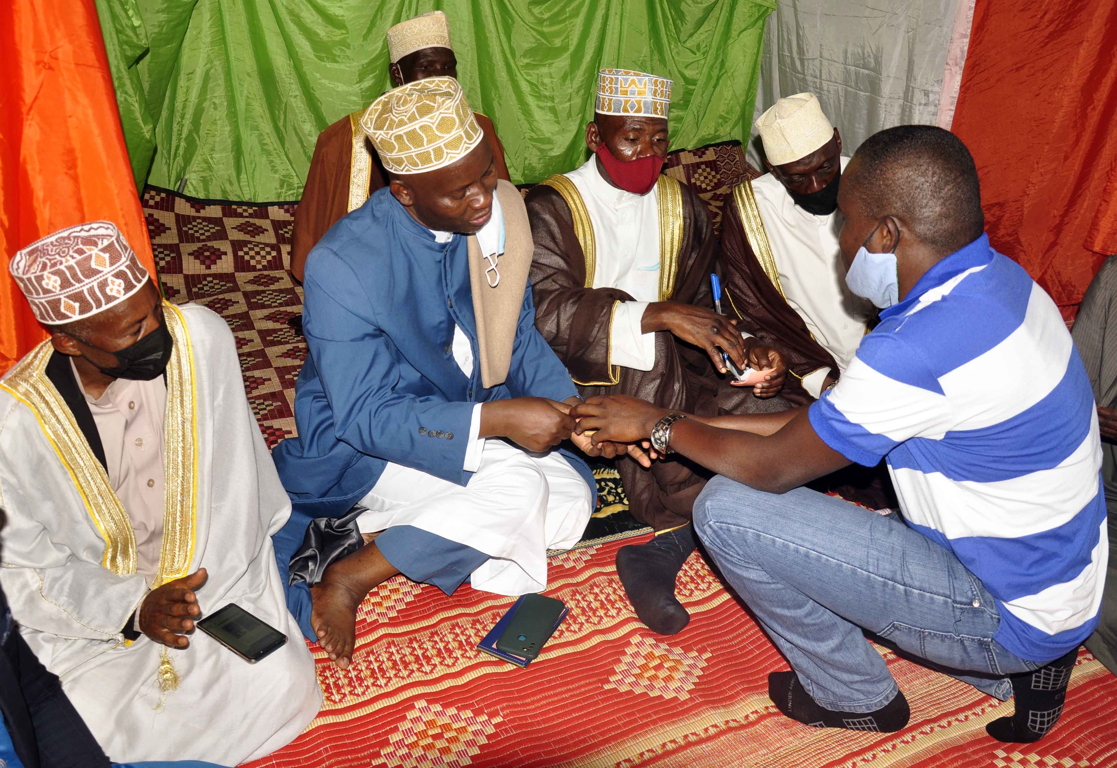 'Abazadde mukubirize abaana bammwe obutamala galonda buli kye basanze ...