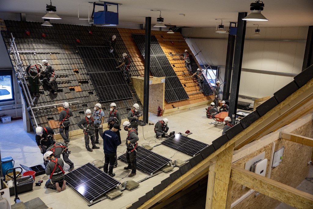 Manpower shortage dims solar panel boom in Germany