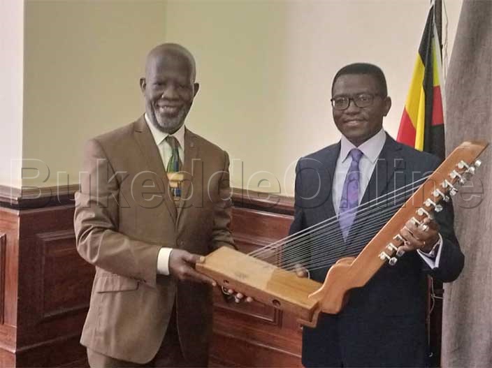 Katikkiro Mayiga leero akwasiddwa engule gyeyawangudde mu Janzi Awards ...