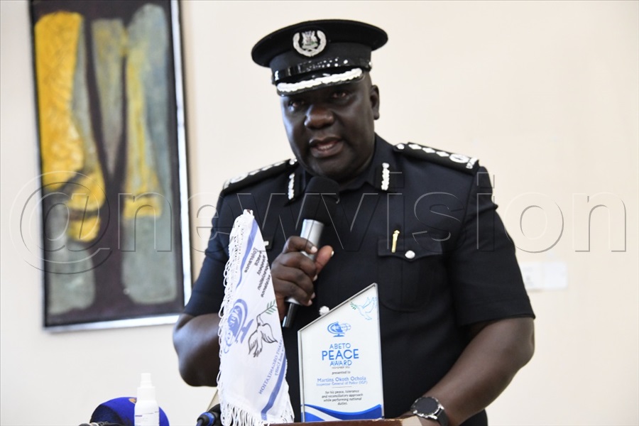 IN PICTURES: First Lady, Ex-VP Ssekandi awarded for tolerance - New ...